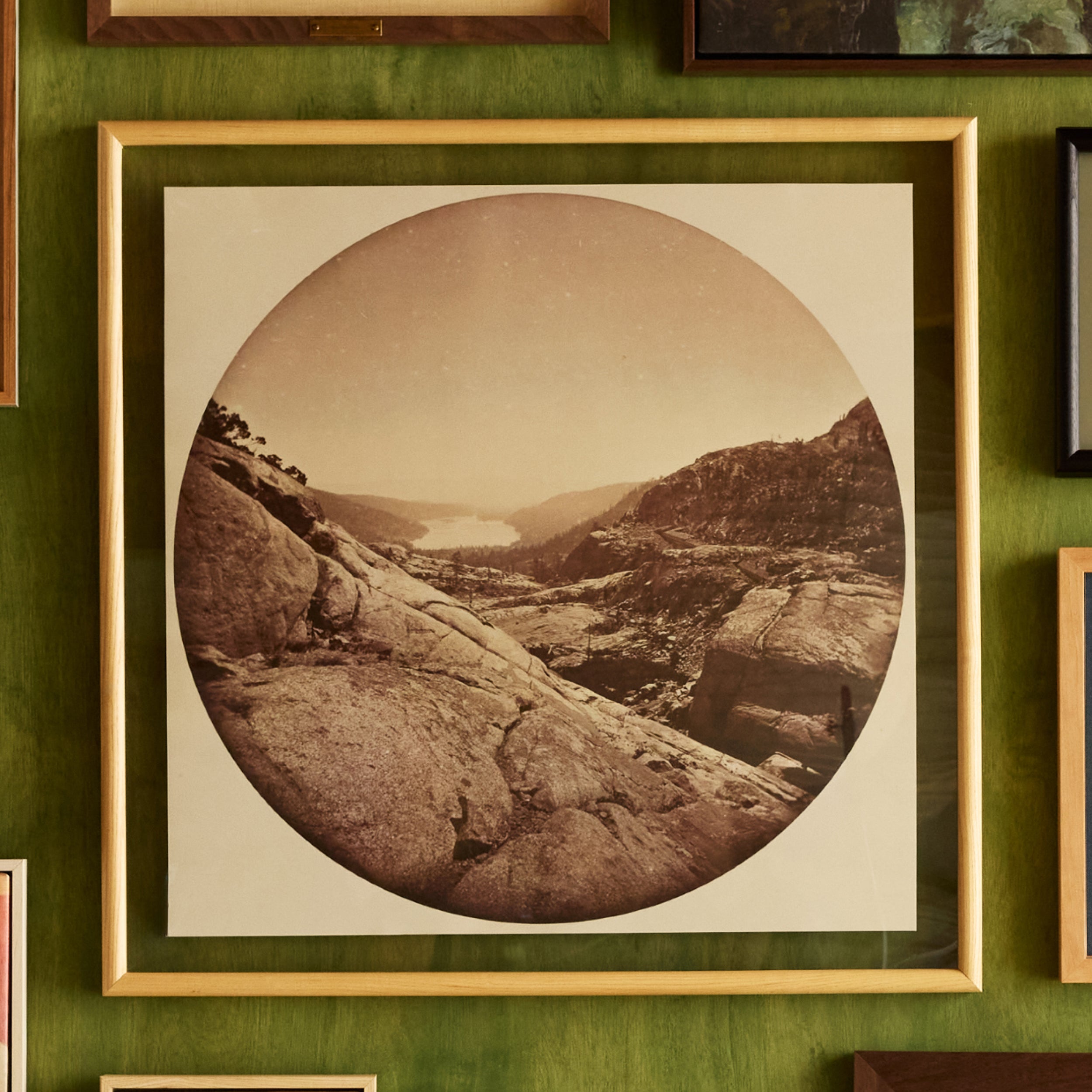 Ash Round with Clear Float – Framebridge